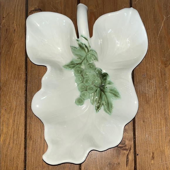 hull | Dining | Vintage Hull Pottery Leaf Shaped Dish W Grape Pattern ...